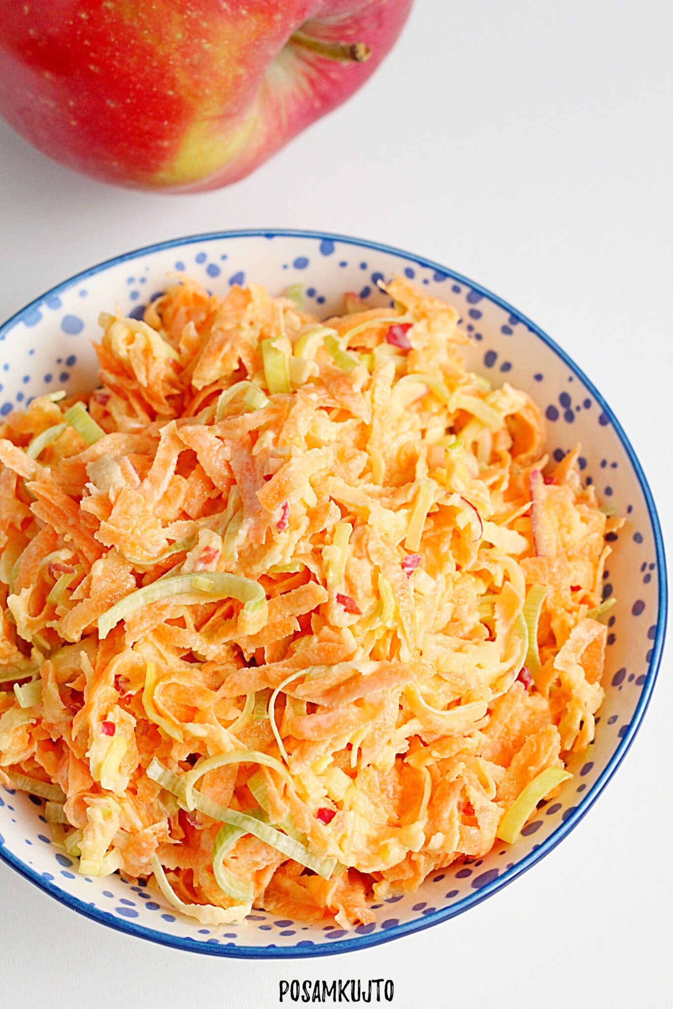 Surówka z marchewki jabłka i pora Posmakujto